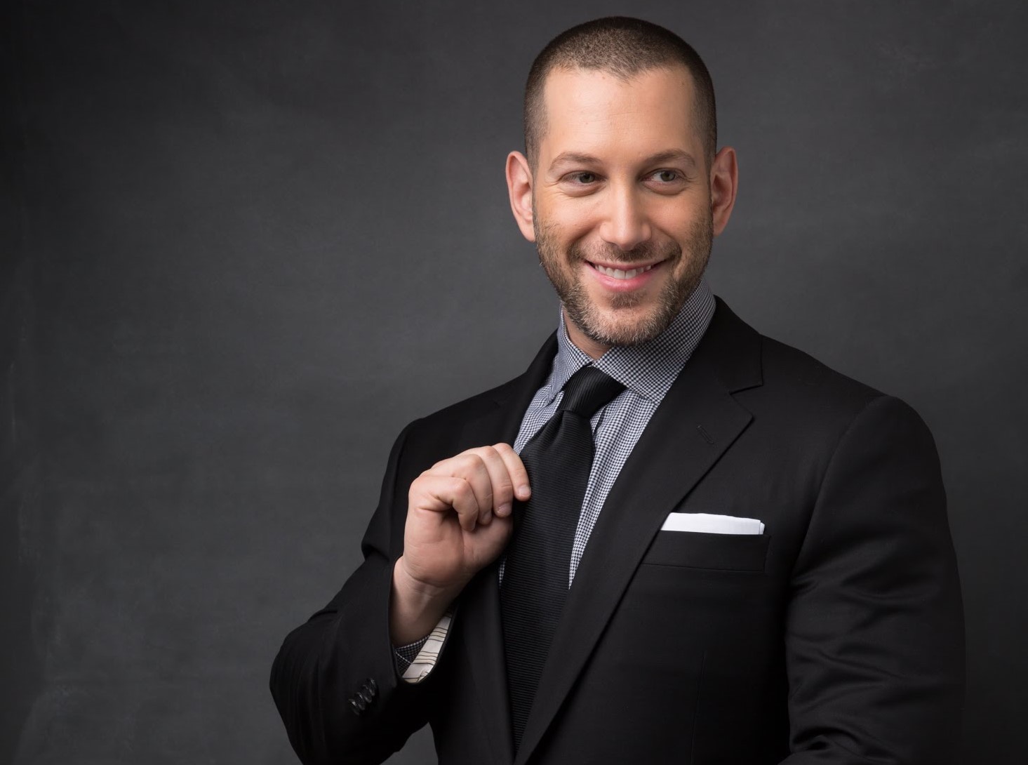 Pogledajte kako Jason Emer - čuveni doktor sa Beverly Hillsa briše ...